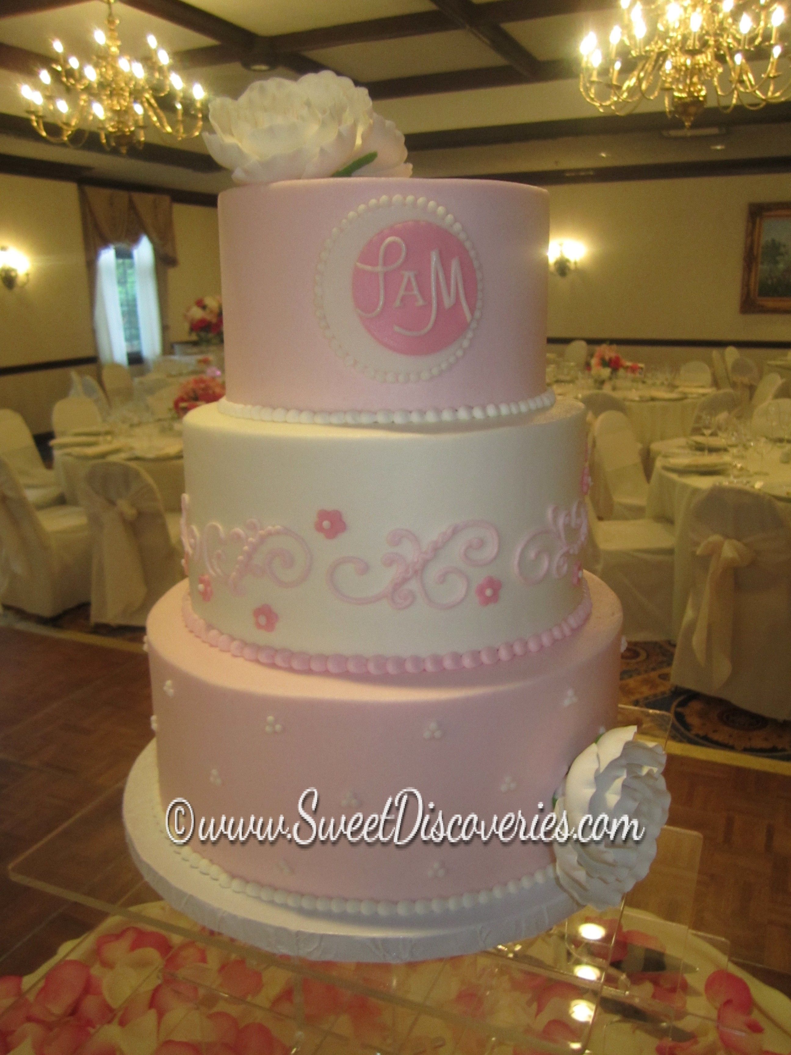 Meghan’s Classic Cake and Cupcake Wedding | Sweet Discoveries